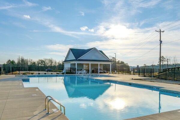 Family + Dog Friendly! Greenville Townhome W/ Deck - Discovery Island, Simpsonville