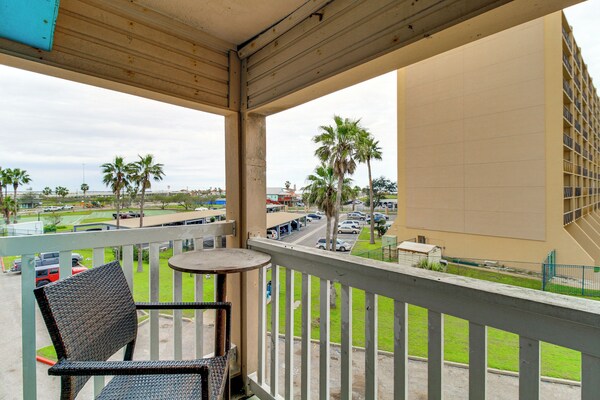 Steps To North Beach: Gem W/ Ocean-view Balcony! - Texas State Aquarium, Corpus Christi