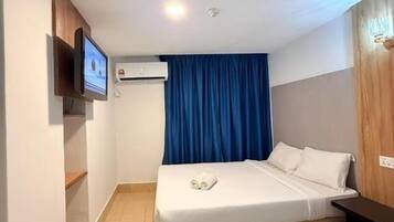 Quarto quádruplo luxo, 2 camas Queen, para não fumantes, banheiro privativo | Área de estar | TV LCD 32 polegadas com canais via satélite