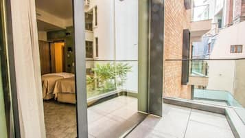 Quarto Twin Deluxe, varanda | Cofre no quarto, ferro/tábua de engomar, Wi-fi grátis