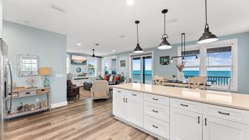 Casa, vista para o oceano, de frente para a praia | Cozinha privada | Geladeira grande, micro-ondas, fogão, cooktop