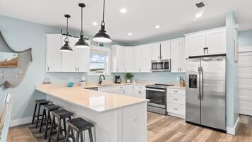 Casa, vista para o oceano, de frente para a praia | Cozinha privada | Geladeira grande, micro-ondas, fogão, cooktop