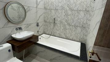 Quarto Duplo Familiar | Casa de banho | Chinelos, toalhas fornecidas, sabão, champô