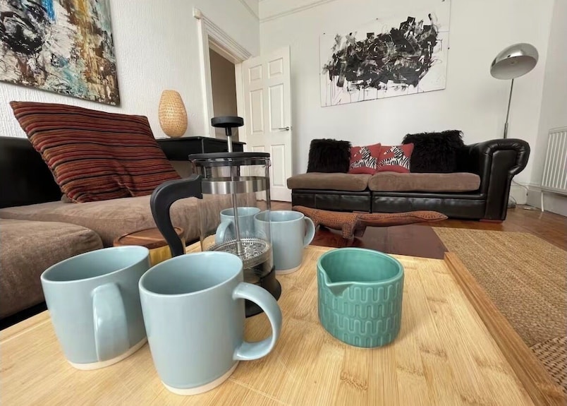 \Nauthentic Designer And Artistic House\nfamily Friendly\nclose To Anfield And City - Liverpool