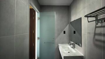 Um polibã, artigos de higiene pessoal grátis, um secador de cabelo