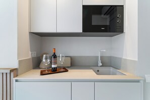 Quarto casal, vista para o mar (3) | Cozinha privada | Geladeira, micro-ondas, talheres/pratos/utensílios de cozinha