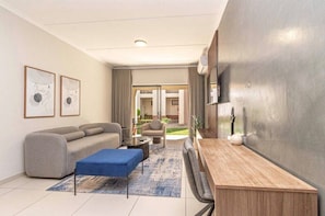 Apartamento de Luxo, ar condicionado | Sala de estar | TV de ecrã plano 