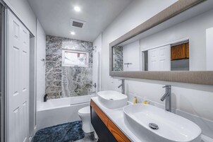 Apartamento, várias camas, banheira de imersão, vista para a montanha (Zephyr Chalet) | Banheiro | Toalhas de banho 