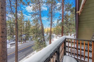 Apartamento, várias camas, banheira de hidromassagem grande, vista para a montanha (Zephyr Chalet) | Vista do quarto