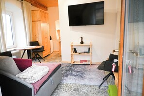 Apartamento Familiar, kitchenette, vista para o jardim | Sala de estar