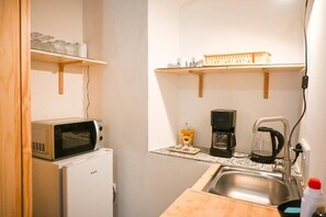 Apartamento Familiar, kitchenette, vista para o jardim | Cozinha privada | Um frigorífico, um micro-ondas, utensílios de cozinha 