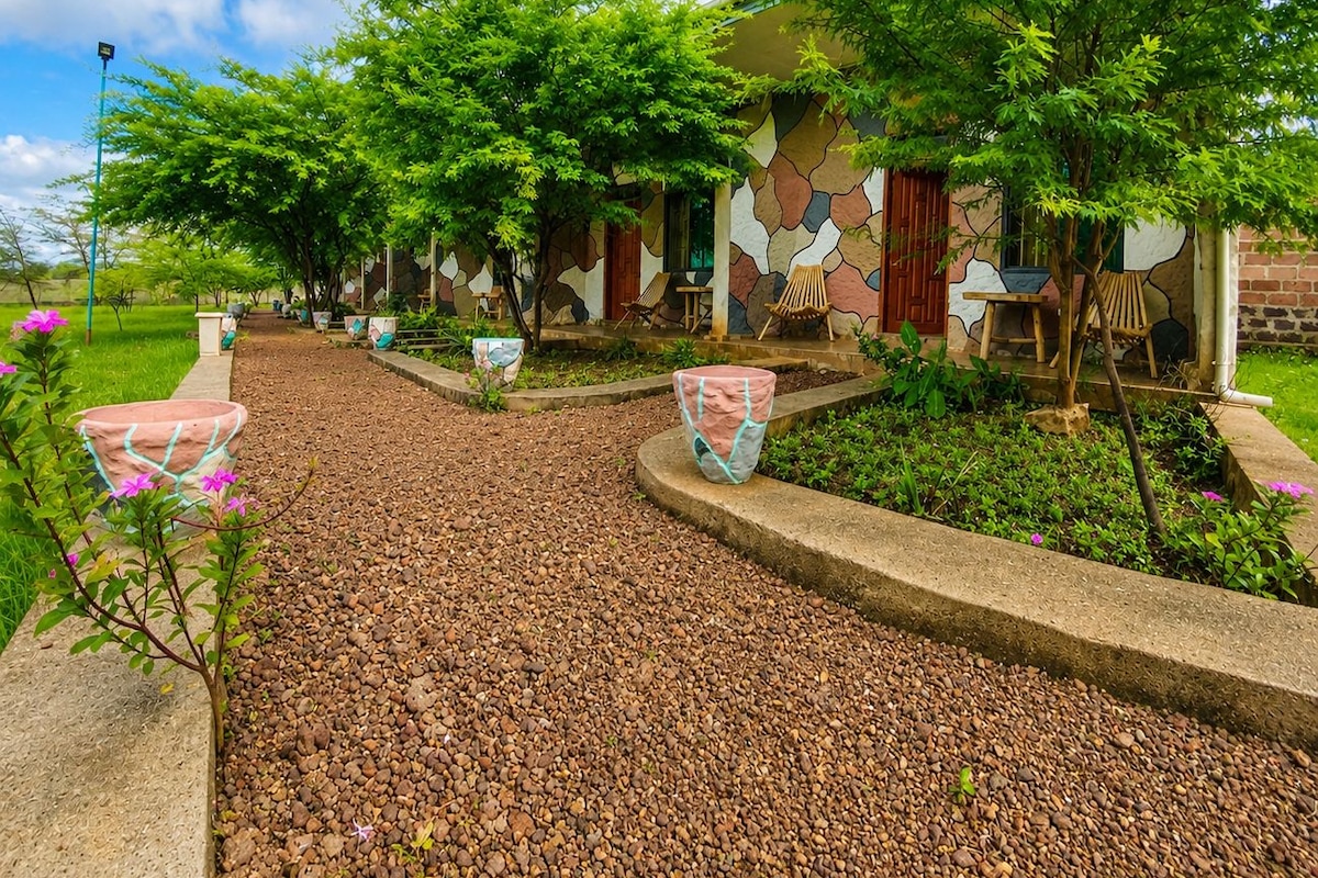 Quarto triplo luxo, vista para o jardim | Escrivaninha, ferros/tábuas de passar roupa, Wi-Fi de cortesia