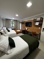 Quarto Triplo Premium | Minibar, secretária, secretária adequada para computadores portáteis 