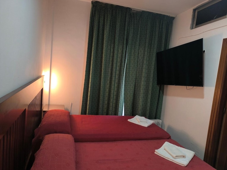 Habitación 308 Triple Con Balcón, Wi-fi Y Aire Acondicionado - Granada, España