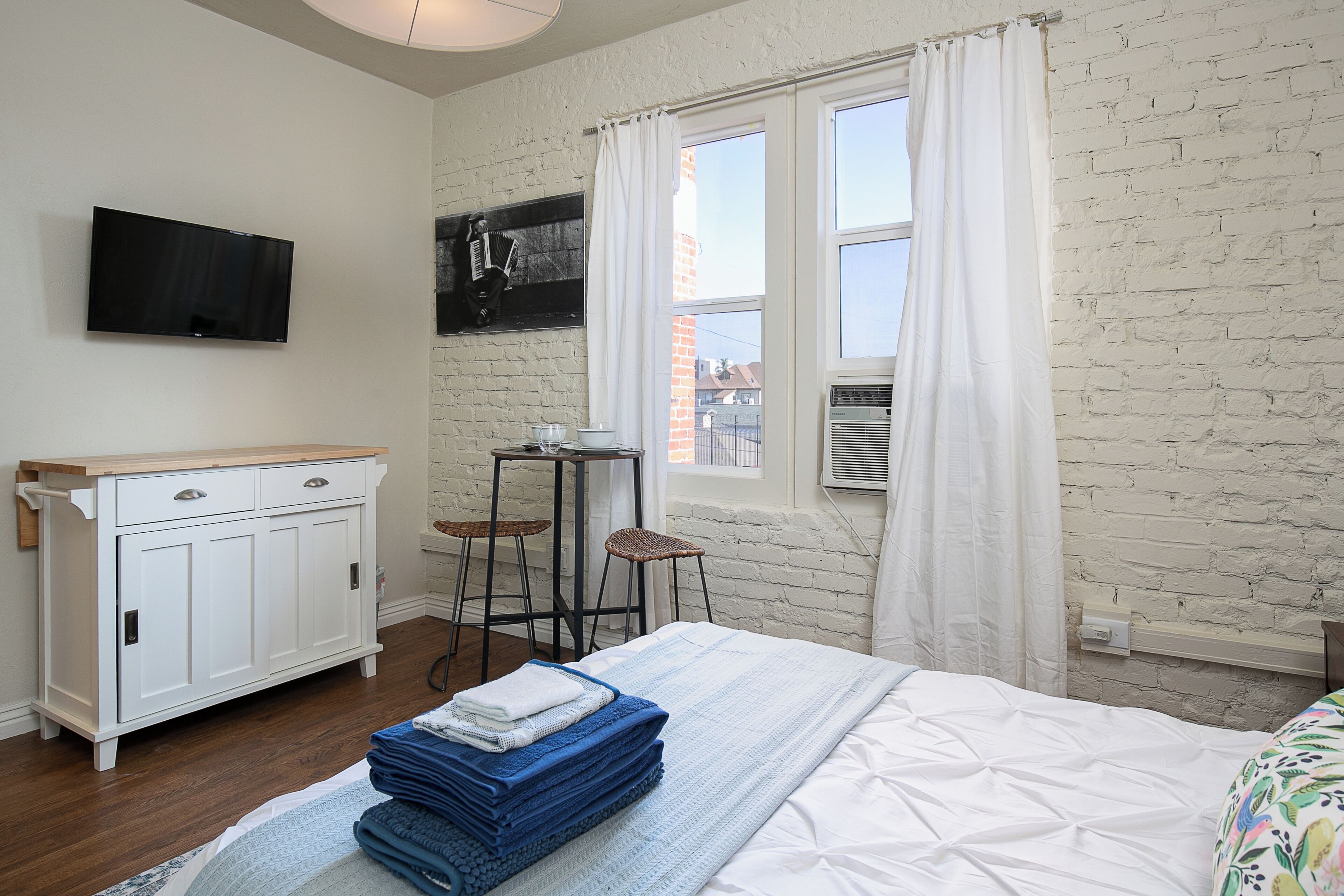 Modern Studio For 2 Near Downtown Los Angeles - South Gate, CA