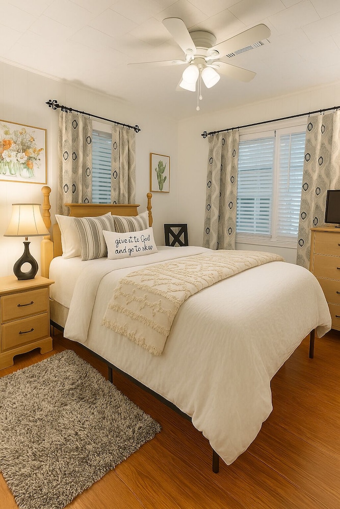 Charming Escape - Beautiful 3BR - Sleeps 10 - Marksville | Stayz