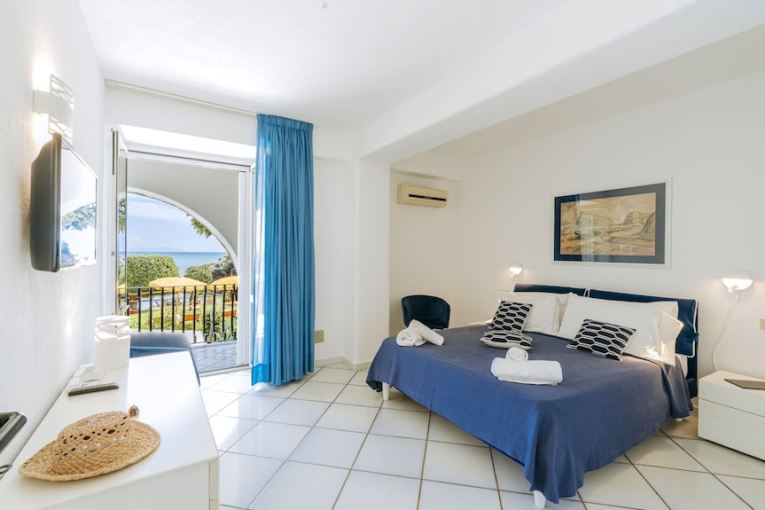 Gardenia Mare Apartments | 2br Seafront & Panoramic Beachfront Suite - Ischia
