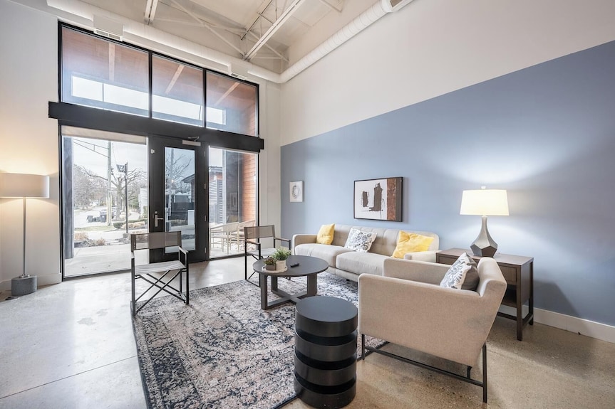 Landing | Spectacular 2bd, Pool, Gym - Detroit Zoo, Royal Oak