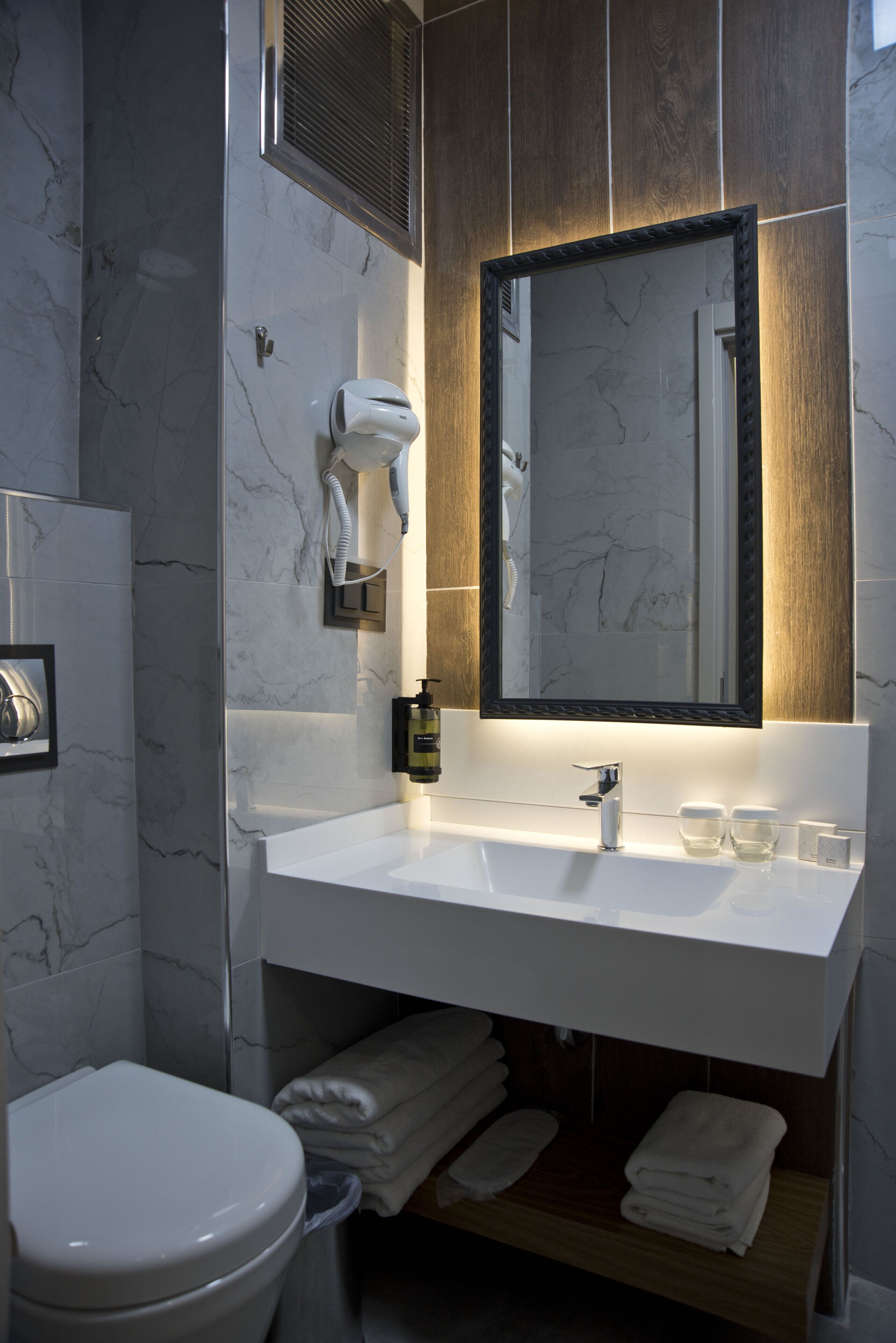 Chuveiro, produtos de toalete biodegradáveis, secador de cabelo 