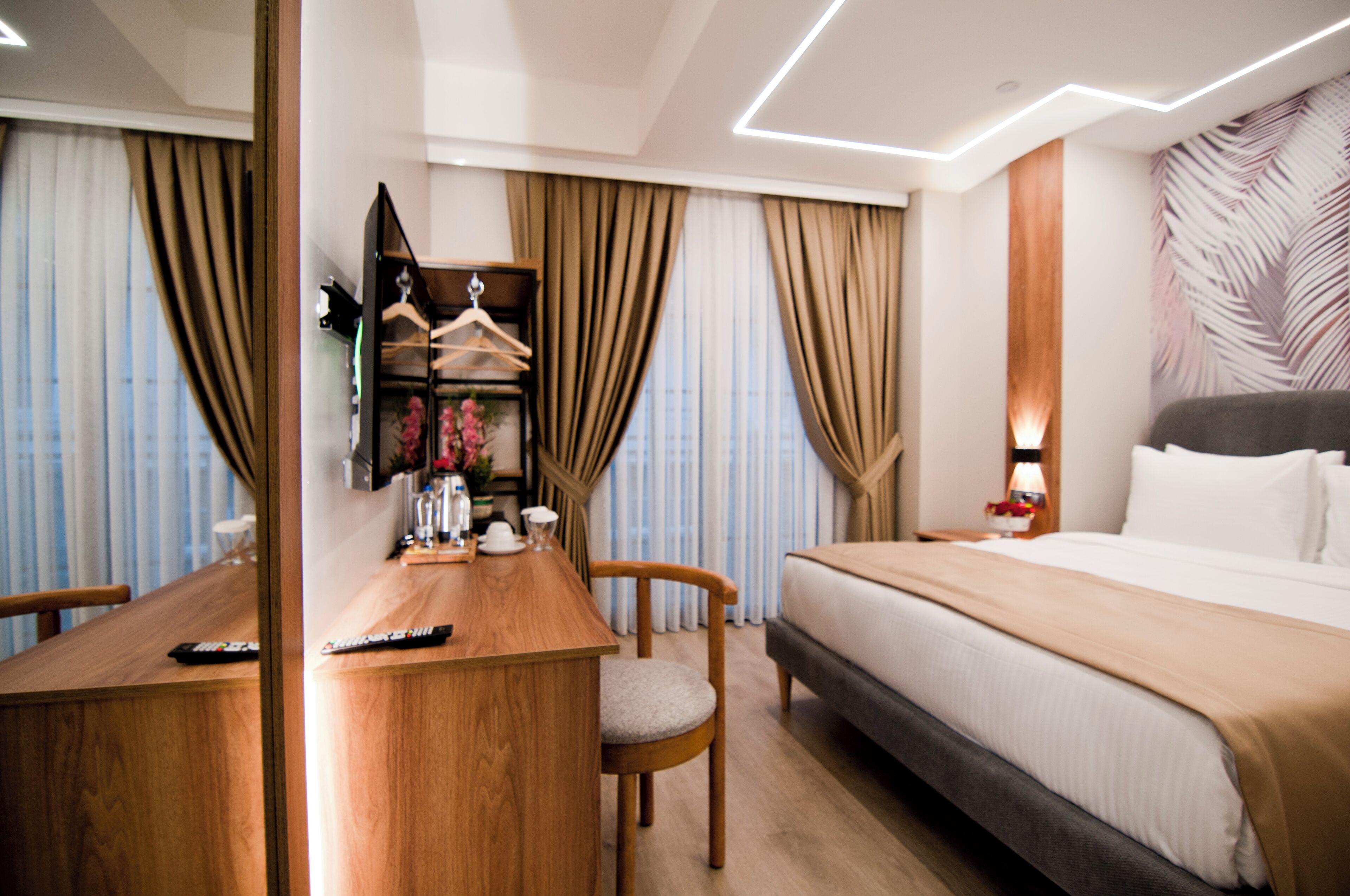 Quarto casal standard, vista para a cidade | Roupas de cama antialérgicas, frigobar, cofres nos quartos, escrivaninha