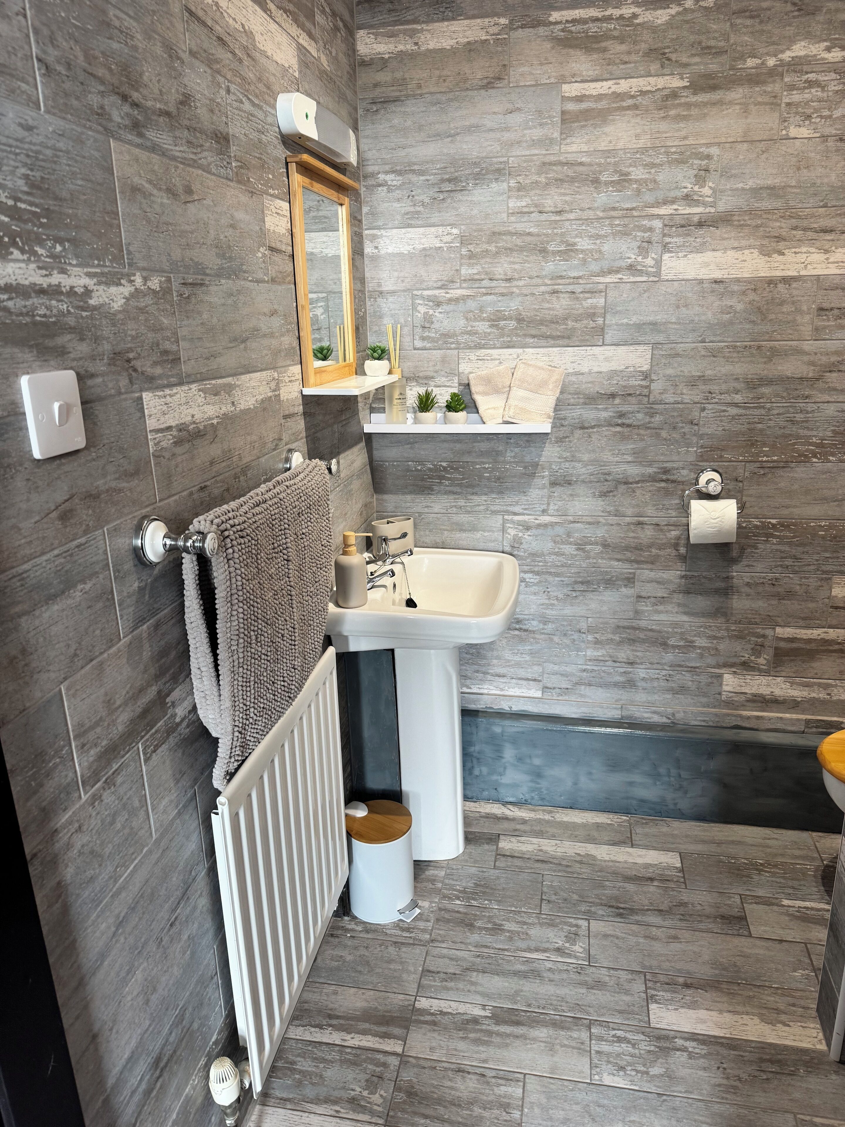 Quarto Duplo Comfort, vista para a colina | Casa de banho | Um polibã, artigos de higiene pessoal grátis, toalhas fornecidas 