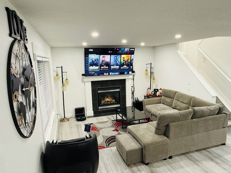 Family-friendly Home In The Heart Of Chestermere - チェスターミア