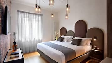 Quarto Duplo Superior, 1 cama king-size, casa de banho privativa, Vista para a cidade | Cofre no quarto, cortinas/cortinados opacos, quartos insonorizados