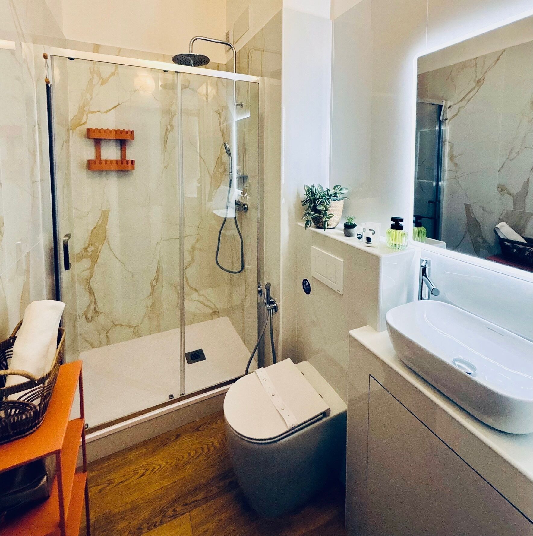 Quarto Duplo Superior, 1 cama king-size, casa de banho privativa, Vista para a cidade | Casa de banho | Chinelos 