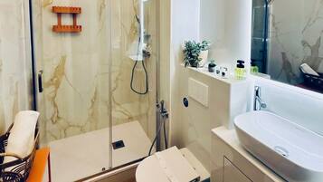 Quarto Duplo Superior, 1 cama king-size, casa de banho privativa, Vista para a cidade | Casa de banho | Chinelos