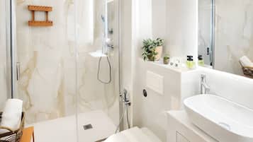 Quarto Duplo Superior, 1 cama king-size, casa de banho privativa, Vista para a cidade | Casa de banho | Chinelos