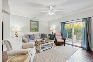 Casa, várias camas, varanda, vista para a piscina (St Simons Serenity) | Área de estar