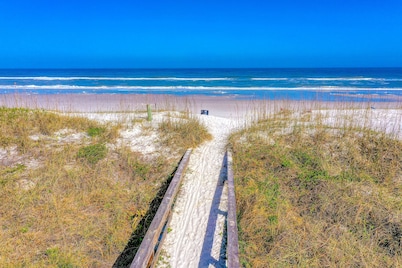 Beachside Snowbird Escape With Fenced Yard & Washer/dryer - Walk to Beach Access