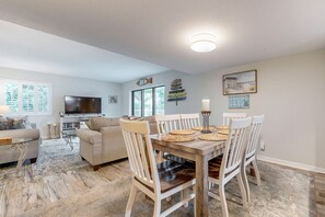 Apartamento em Condomínio Fechado, várias camas, pátio, vista para o jardim (2065 Beach Wood) | Interior