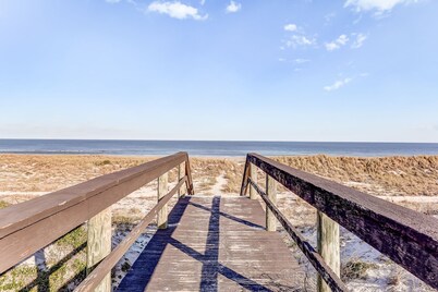 Sailmaker 203 Lovely 2BR Oceanfront Patio Pool