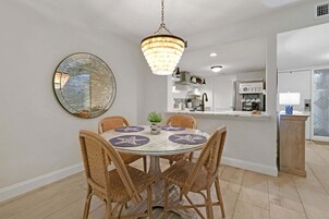 Condo, várias camas, varanda, vista para o oceano (2104 Beach Wood) | Opções para refeição