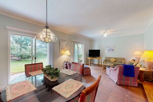 Apartamento em Condomínio Fechado, várias camas, pátio, vista para o jardim (The Getaway 205) | Sala de estar