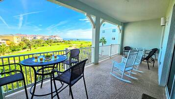 Apartamento em Condomínio Fechado, várias camas, acesso à piscina (Cinnamon Beach Retreat) | Vista do quarto
