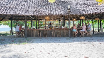 Bar à beira da piscina