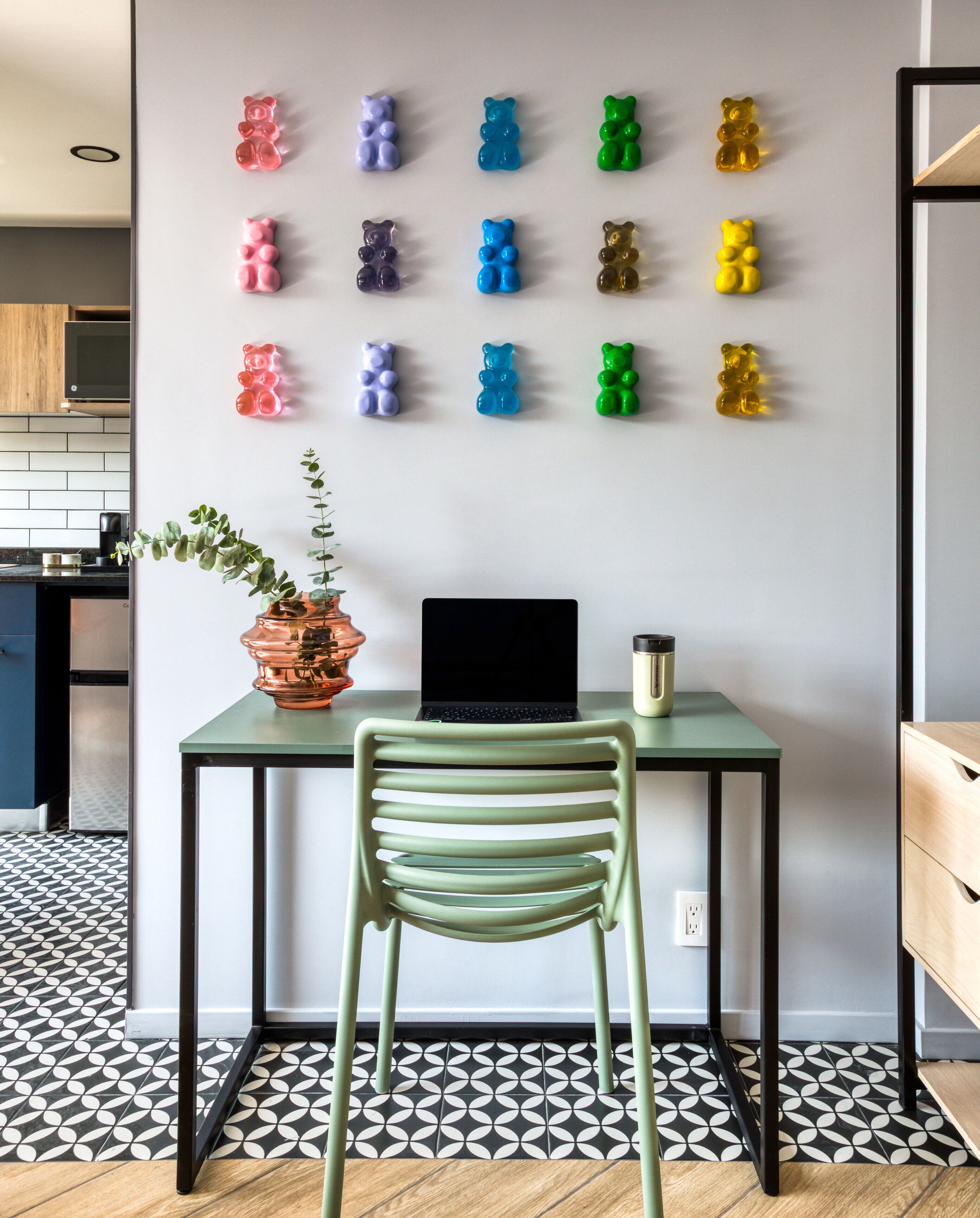 Estúdio Standard | Cofre no quarto, com decoração personalizada 