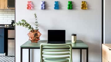 Estúdio Standard | Cofre no quarto, com decoração personalizada