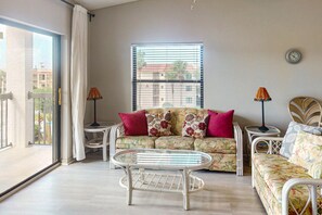 Condo, várias camas, banheira de imersão, vista para a praia (Ocean Village Club F31) | Área de estar