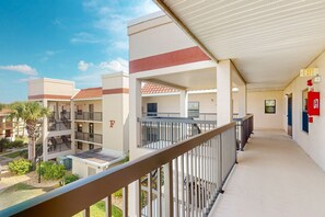 Condo, várias camas, banheira de imersão, vista para a praia (Ocean Village Club F31) | Vista do quarto