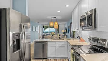 Condo, várias camas, banheira de imersão, vista para o oceano (Hibiscus Oceanfront Living) | Cozinha privada