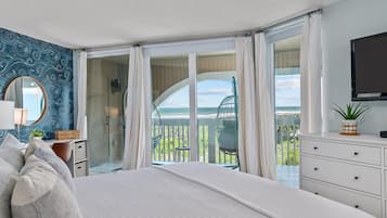 Condo, várias camas, banheira de imersão, vista para o oceano (Hibiscus Oceanfront Living) | 2 quartos, individualmente decorados, individualmente mobiliados