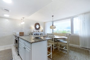 Apartamento em Condomínio Fechado, várias camas, pátio, vista para a piscina (1149 Beach Walker) | Cozinha privada