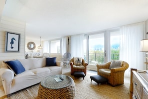 Apartamento em Condomínio Fechado, várias camas, pátio, vista para a piscina (1149 Beach Walker) | Sala de estar