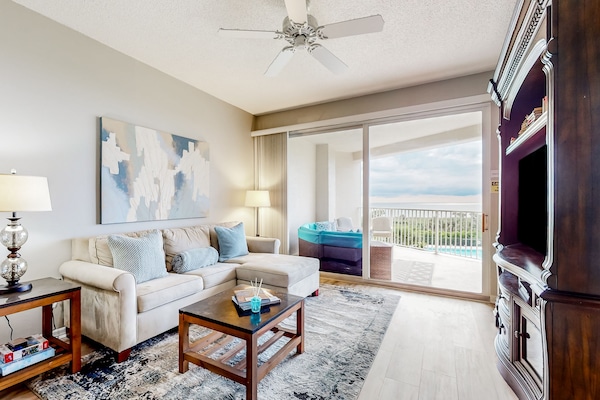 Seaside Serenity: Beachfront Haven In Palm Coast With Resort Amenities - Marineland Dolphin Adventure, St. Augustine