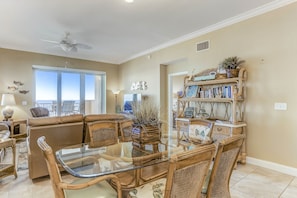 Apartamento em Condomínio Fechado, várias camas, pátio, vista para o oceano (56 Ocean Place) | 3 quartos, com decoração personalizada, com mobília individualizada 