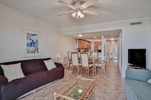 Casa, várias camas, pátio, vista para o oceano (Four Winds Oceanfront Condo) | Sala de estar