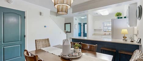 Condo, várias camas, varanda, vista para a piscina (Seas the Day) | 2 quartos, individualmente decorados, individualmente mobiliados